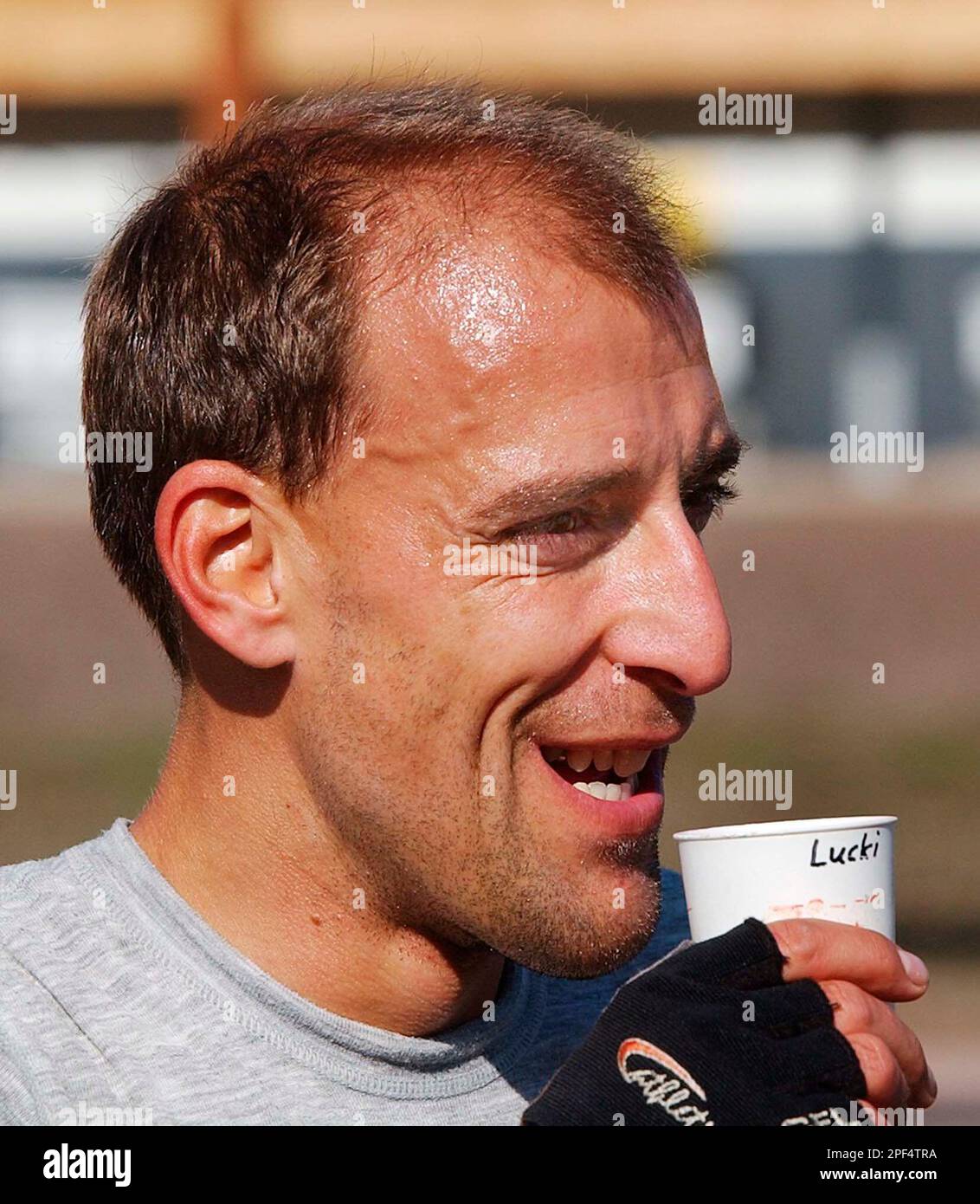 Der Weltklasse-Biathlet Frank Luck haelt einen Becher mit der ...