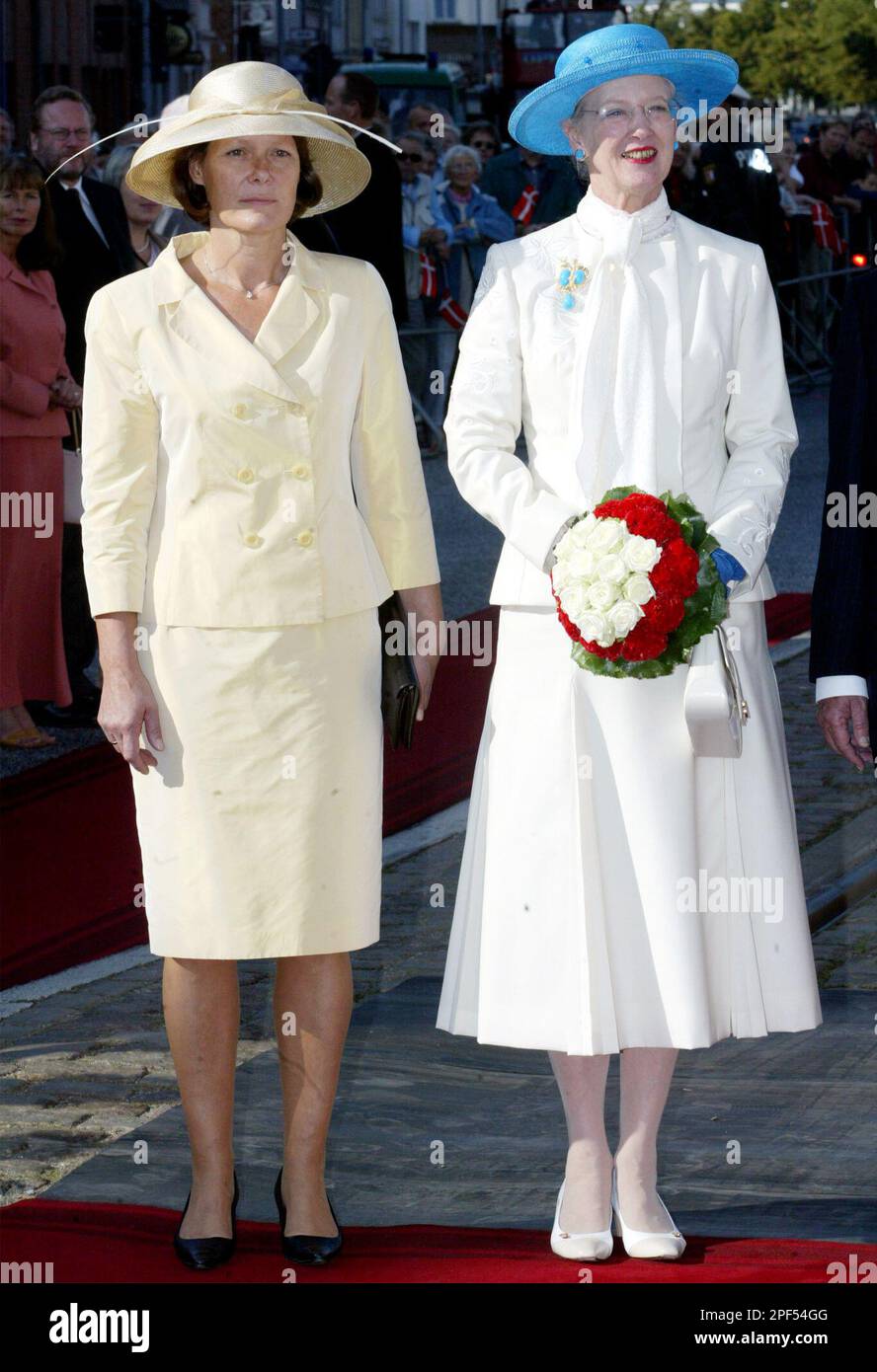 Daenemarks Koenigin Margrethe II, rechts, und Christina Rau, Ehefrau ...