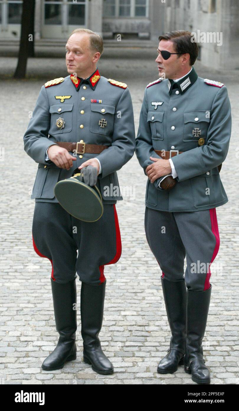 Die Schauspieler Ulrich Tukur als Oberst Henning von Tresckow, links ...