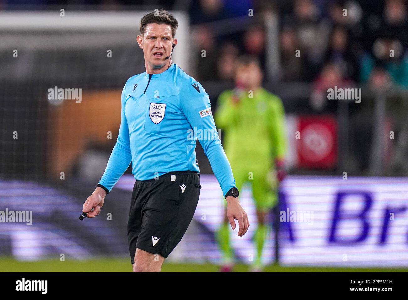 ALKMAAR, NIEDERLANDE - MÄRZ 16: Schiedsrichter Matej Jug während der Runde der 16. Etappe 2 ...