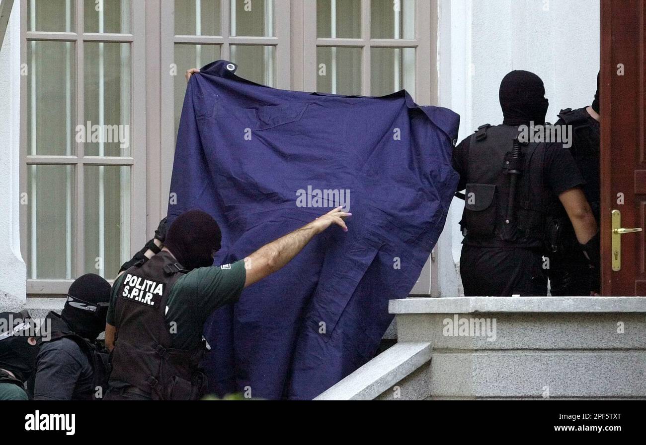 Romanian special police soldiers escort Greece's most wanted criminal ...