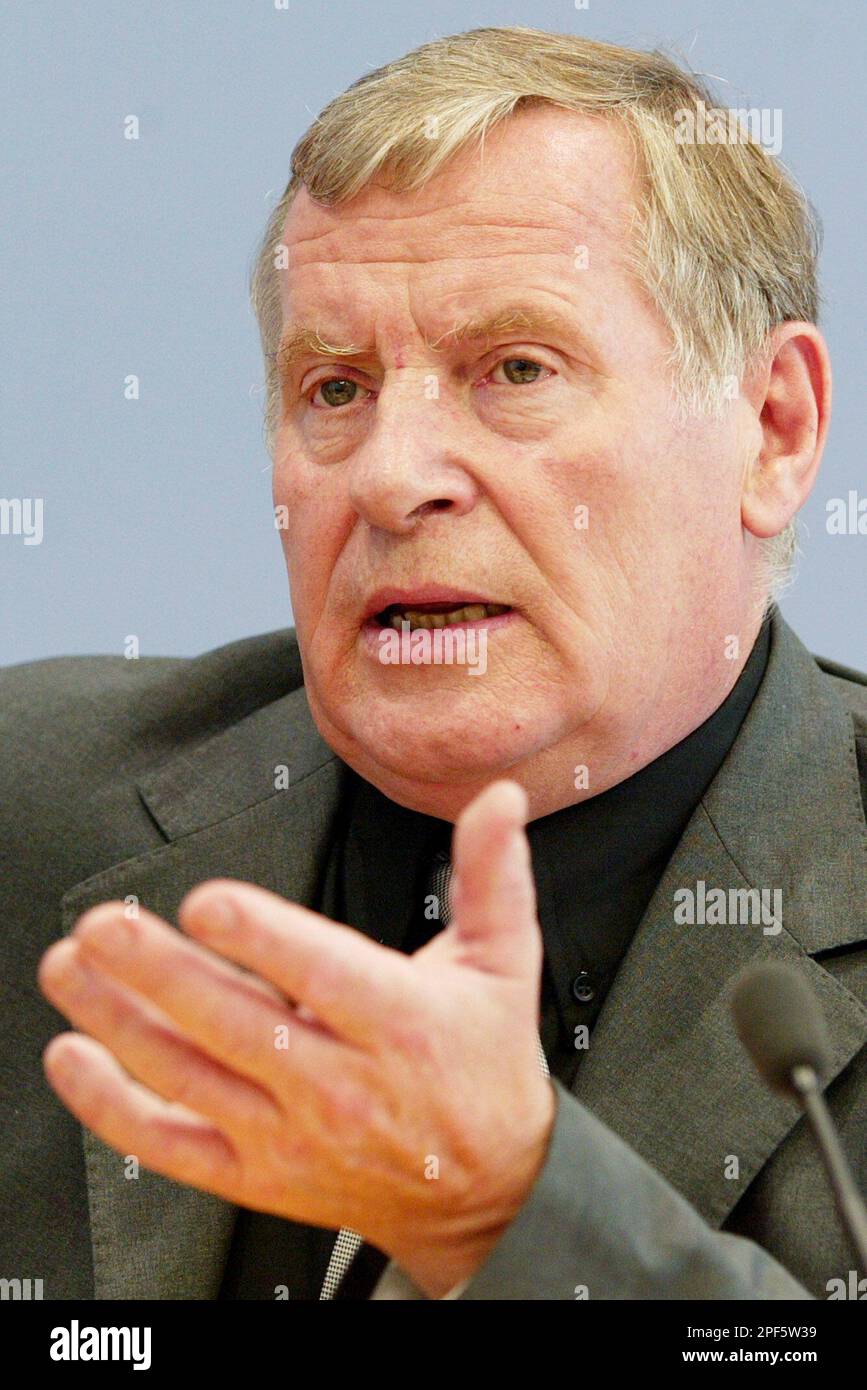 Der PDS-Vorsitzende Lothar Bisky gestikuliert auf der Berliner ...