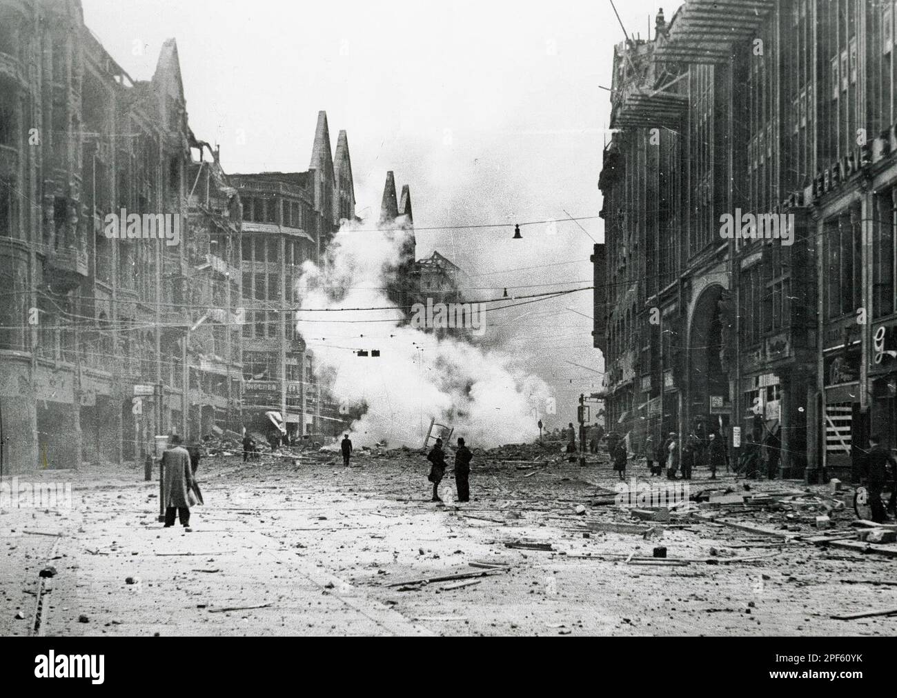 ** ARCHIV ** Ein Schwarz-Weiss Archivbild von Juli 1943 zeigt qualmende ...