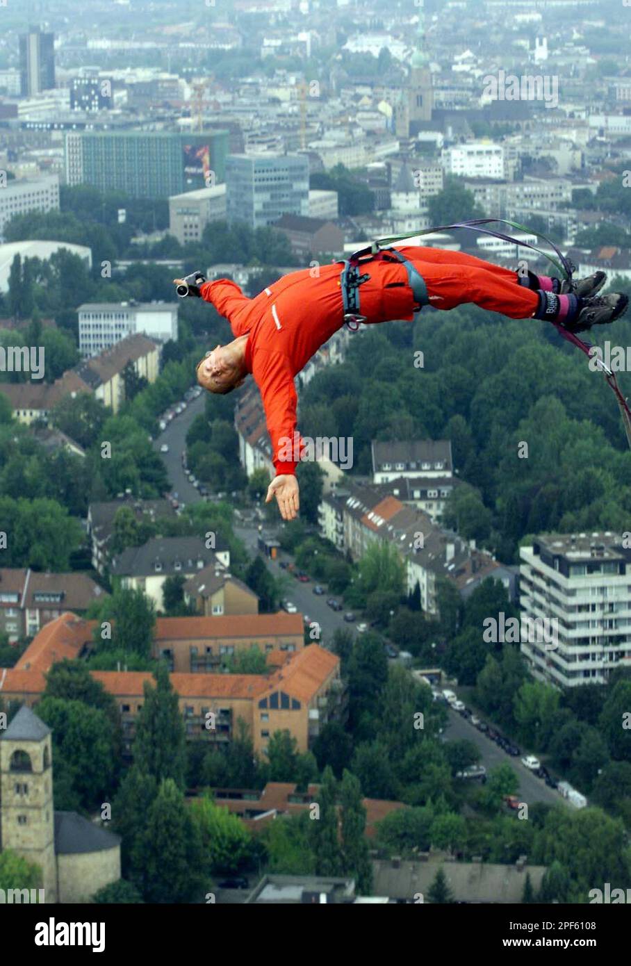 Der Bungee-Pioneer Jochen Schweitzer eroeffnet am 6. Juli 2000, die ...