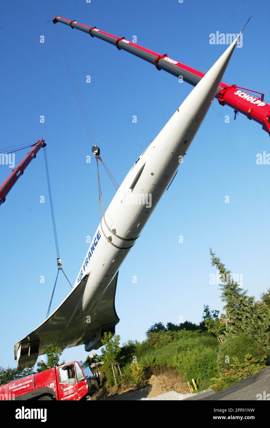 Zwei Schwerlastkraene heben am fruehnen Sonntagmorgen, 20. Juli 2003 ...