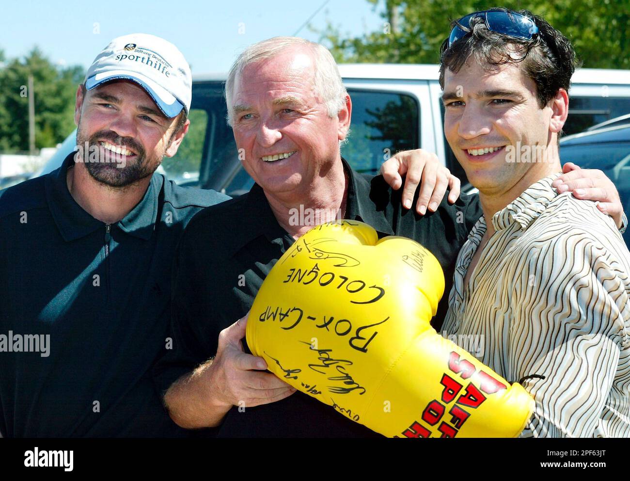 WBC-Weltmeister im Supermittelgewicht Markus Beyer, rechts, und WBA und ...