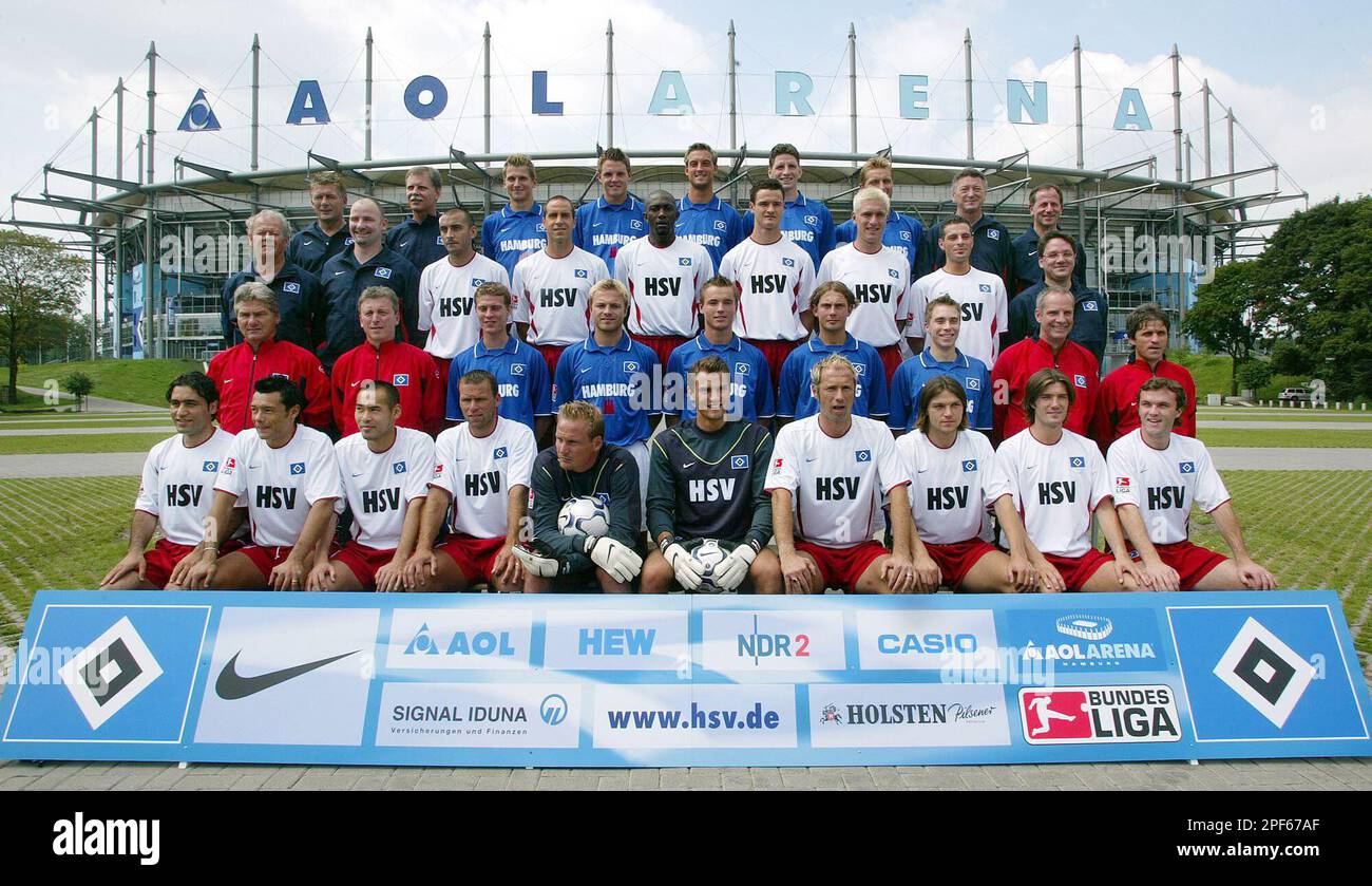 Das Team des Fussballbundesligisten Hamburger SV posiert waehrend eines ...