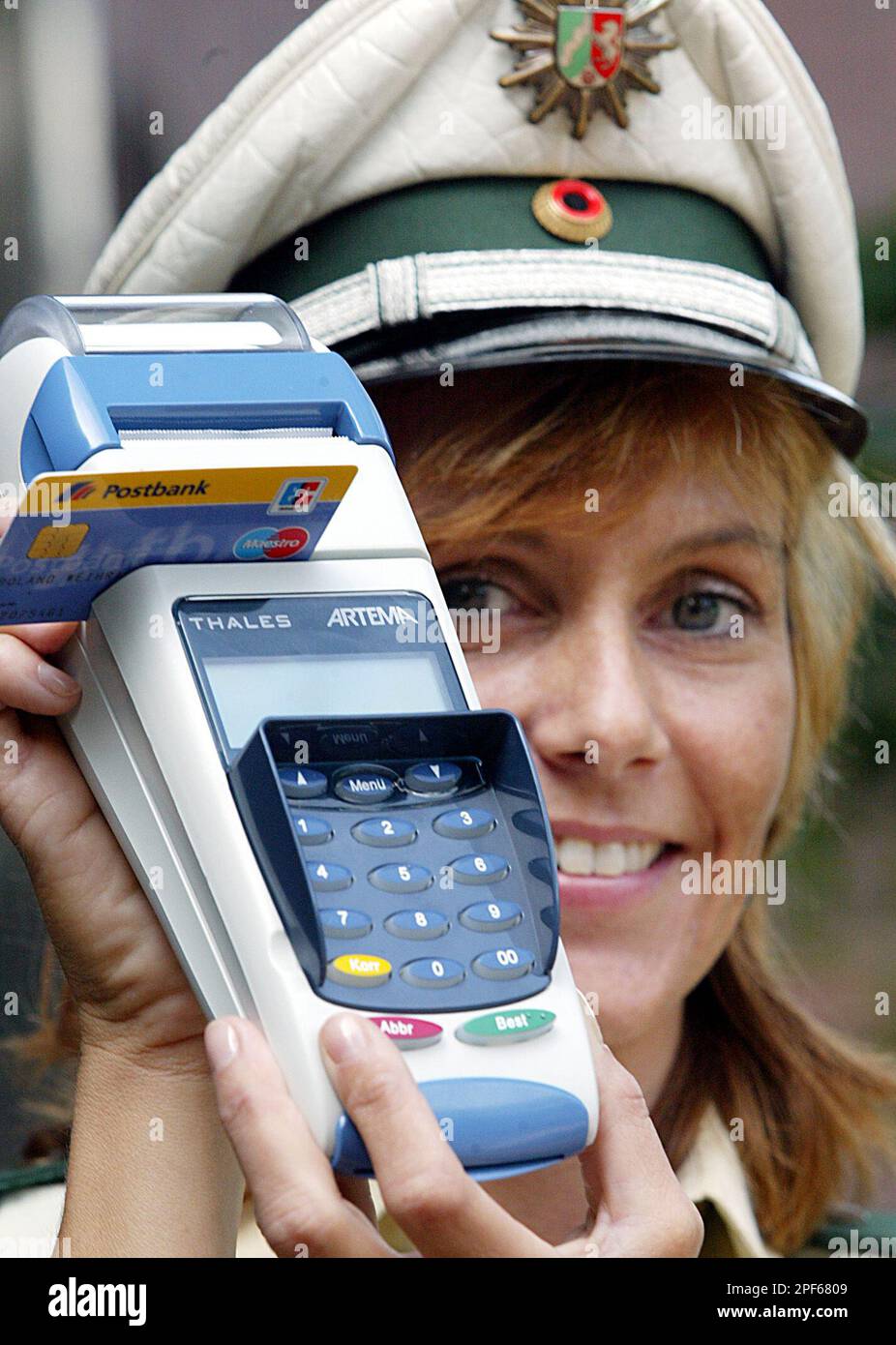 Polizei-Kommissarin Daniel Krasch zeigt am Montag, 7.Juli 2003, in ...