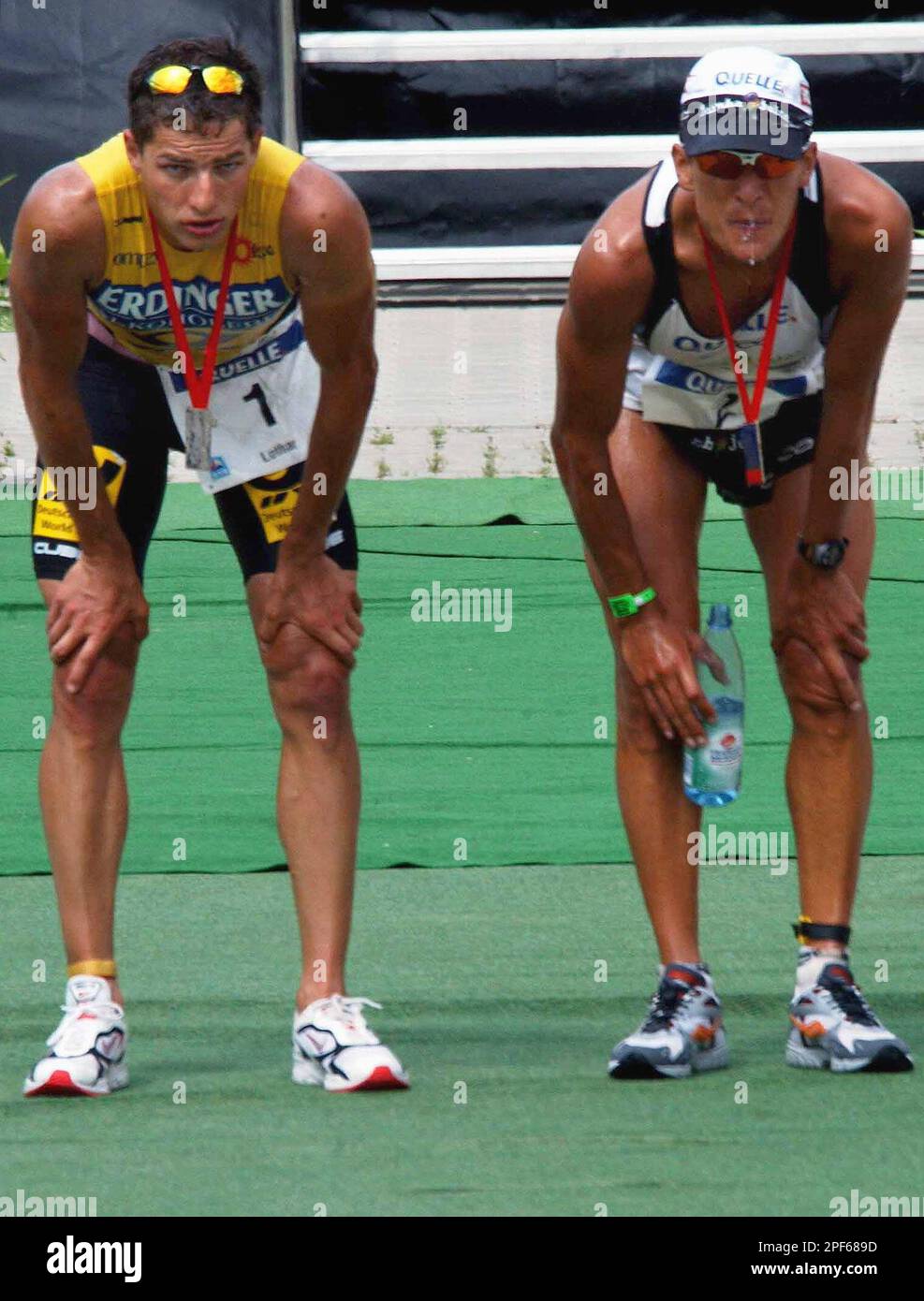 Der deutsche Triathlet und Titelverteidiger Lothar Leder, links, aus ...