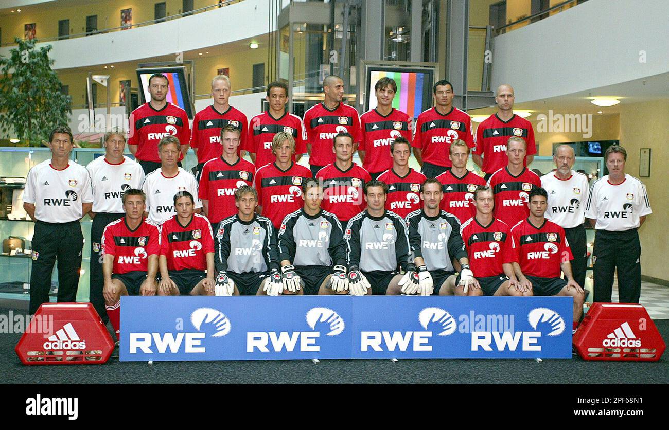 In der Eingangshalle des vereinseigenen Hotels posieren am Samstag, 5 ...