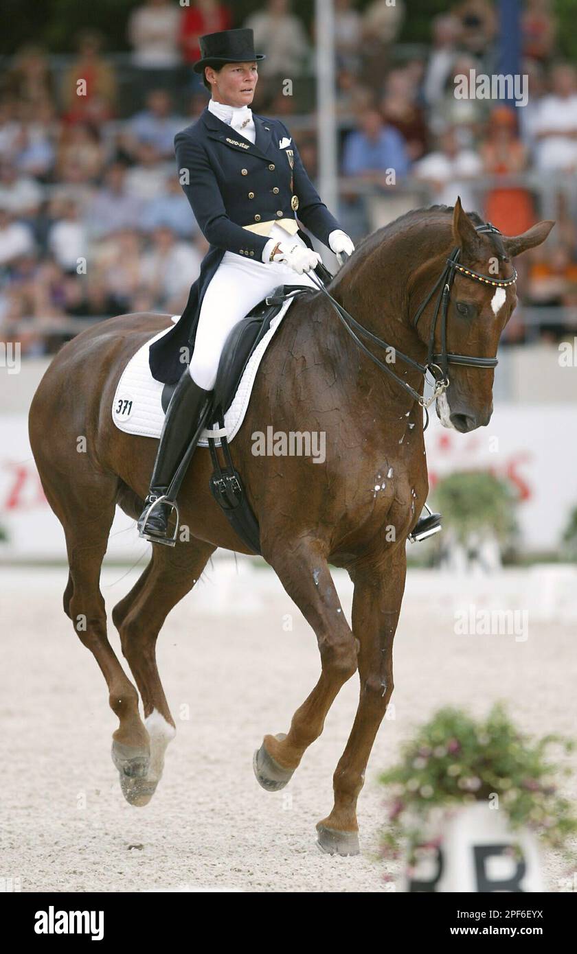 Ulla Salzgeber aus Bad Woerishofen reitet am Sonntag, 22. Juni 2003 ...