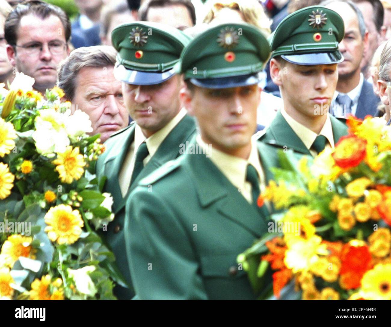 Bundeskanzler Gerhard Schroeder, 2.v.l., und Berliner Polizisten legen ...
