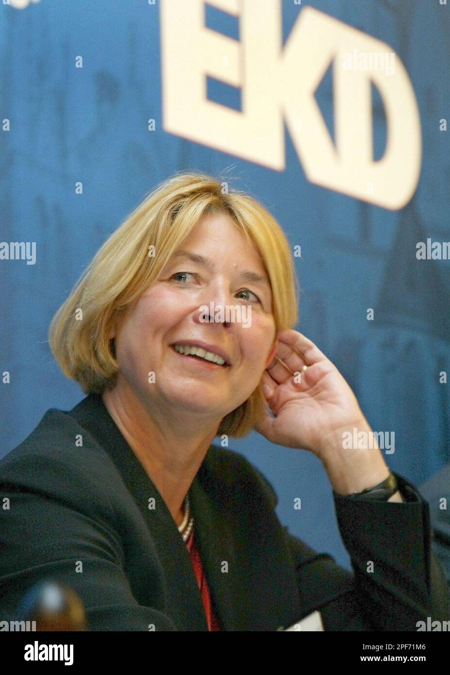 Barbara Rinke laechelt nach ihrer Wahl zur neuen Praeses der Synode der ...