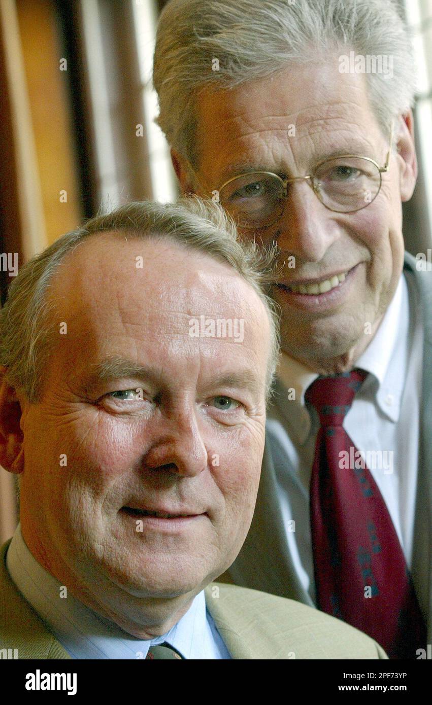 Der Bremer Buergermeister Henning Scherf (SPD), rechts, und Hartmut ...