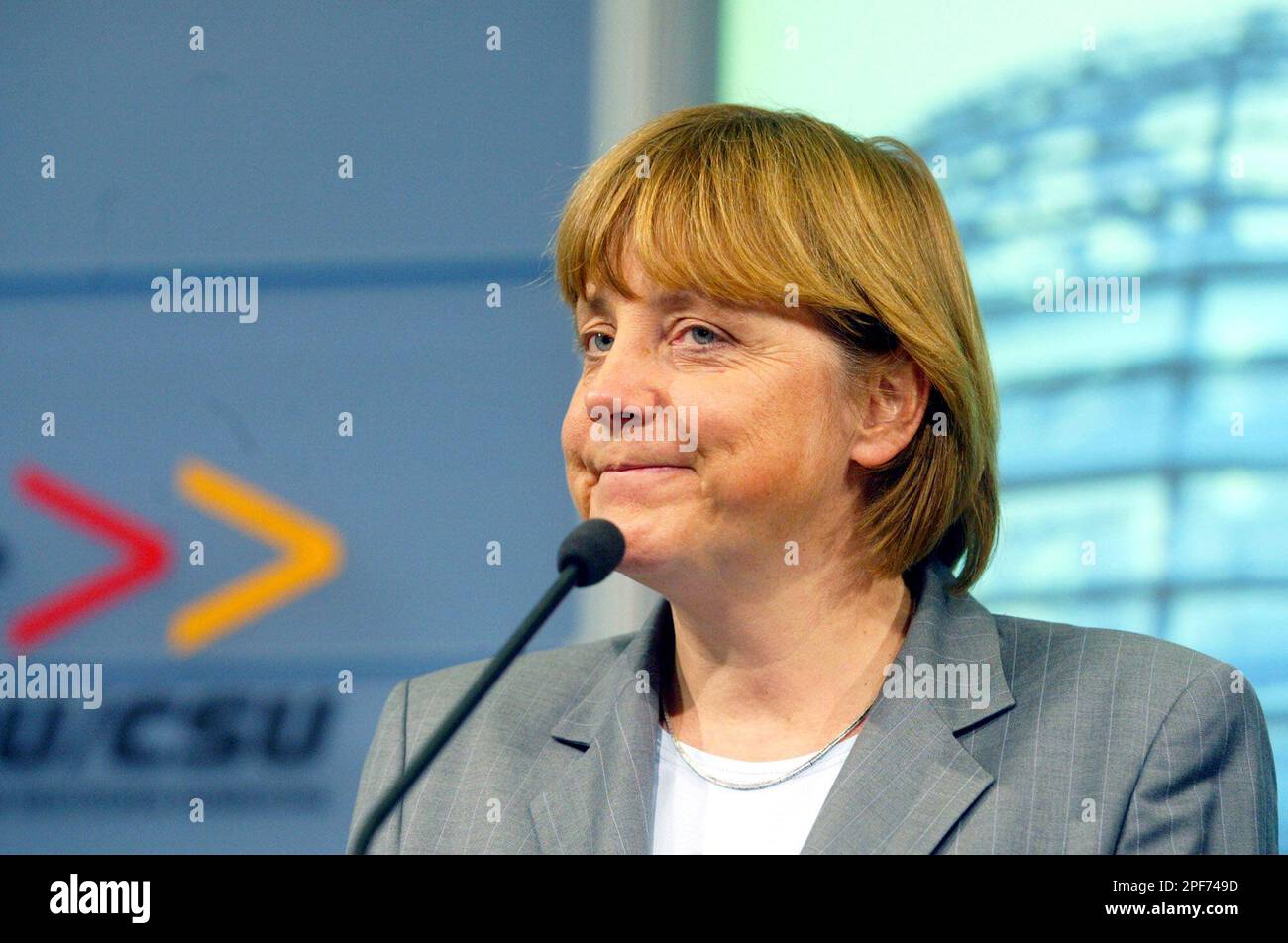 Die Vorsitzende der CDU/CSU-Bundestagsfraktion, Angela Merkel, gibt am ...