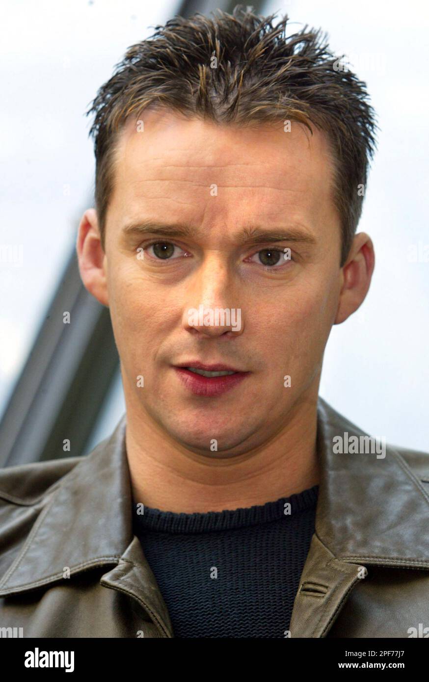** ARCHIV ** Der britische Tenor Russel Watson posiert am 16. April 2003, waehrend eines ...