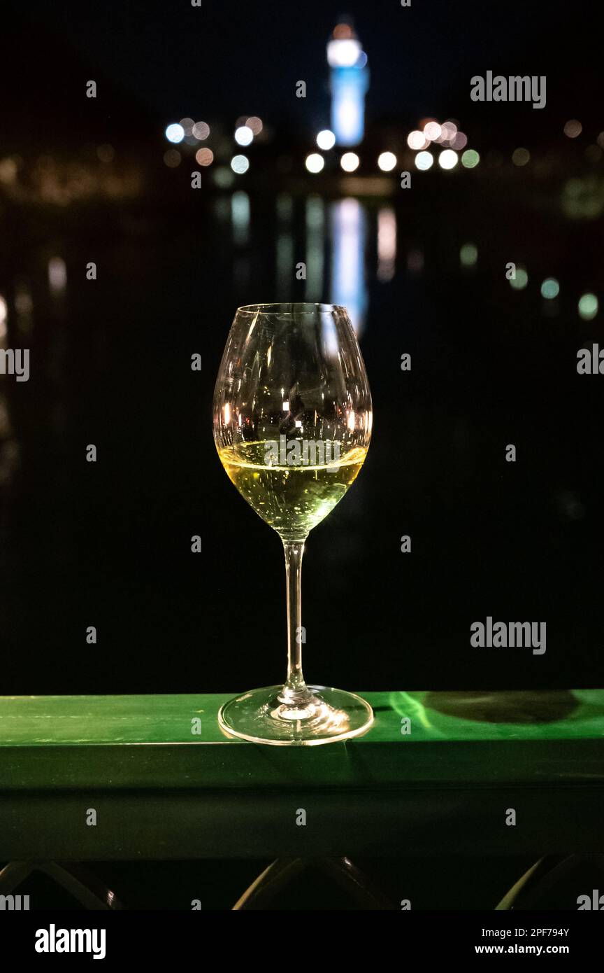 Verkostung von französischem Sekt mit Champagner im Freien bei Nacht ...