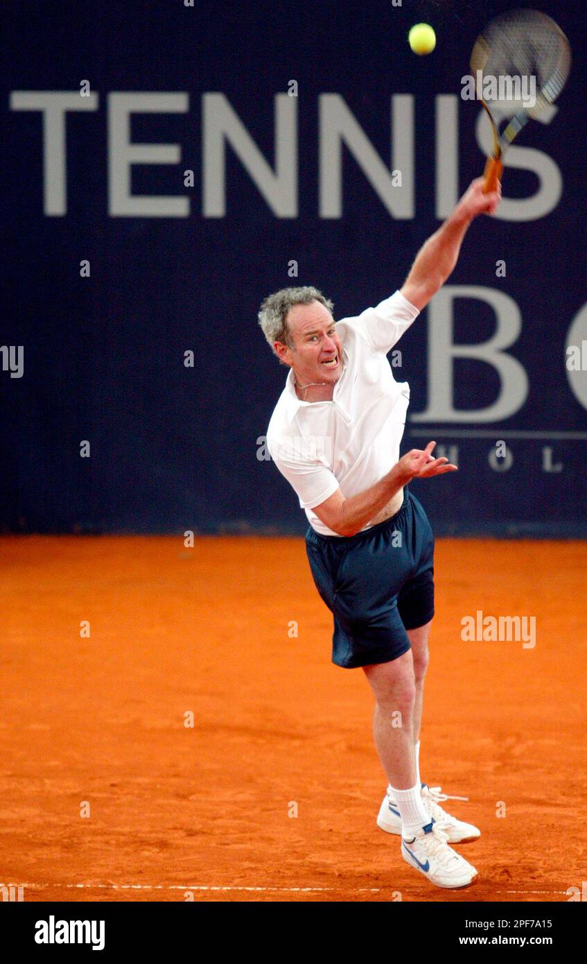 Der ehemalige U.S. Tennisspieler John McEnroe schlaegt am Freitag, 9 ...