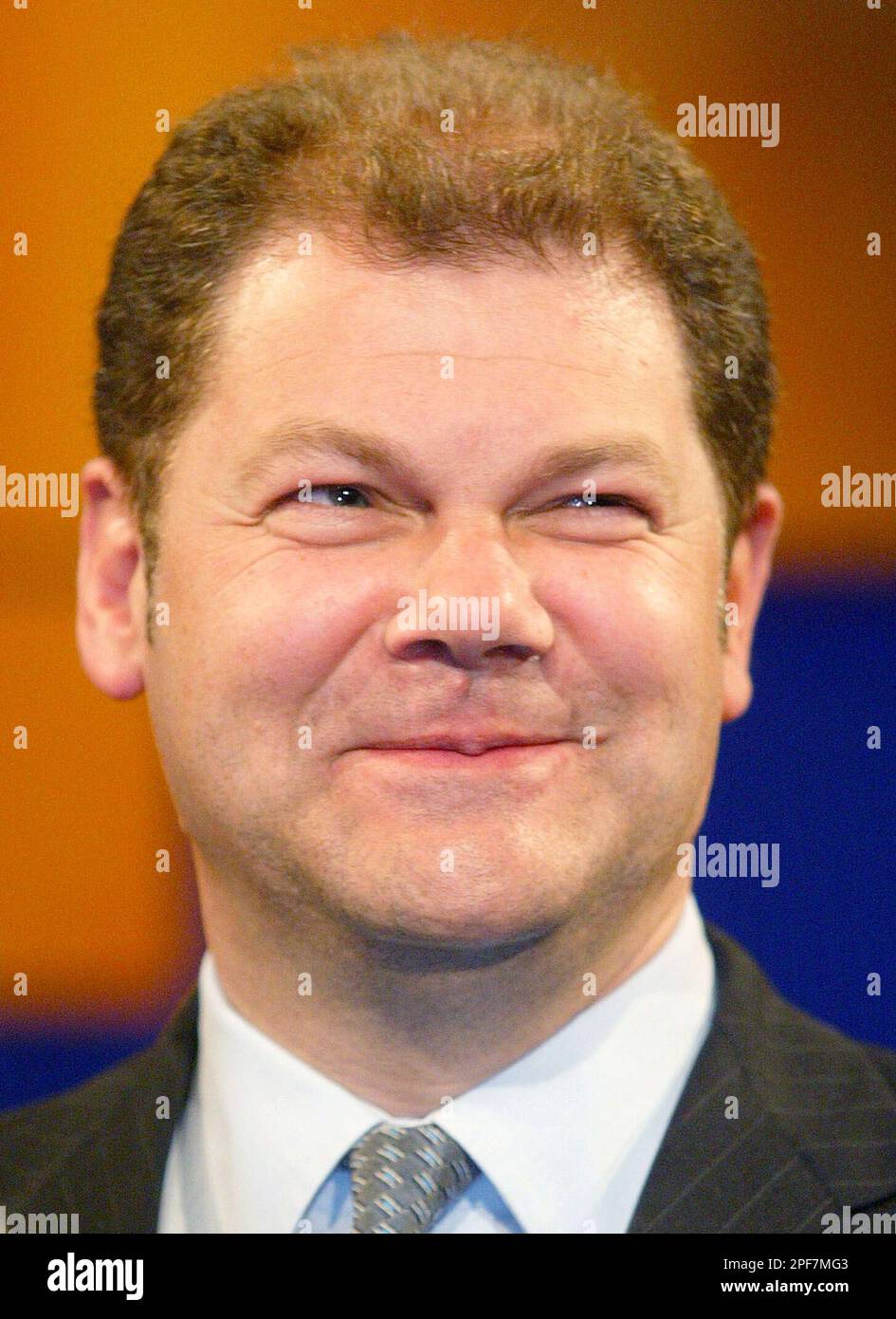 SPD-Generalsekretaer Olaf Scholz laechelt nach einer im Berliner ZDF ...