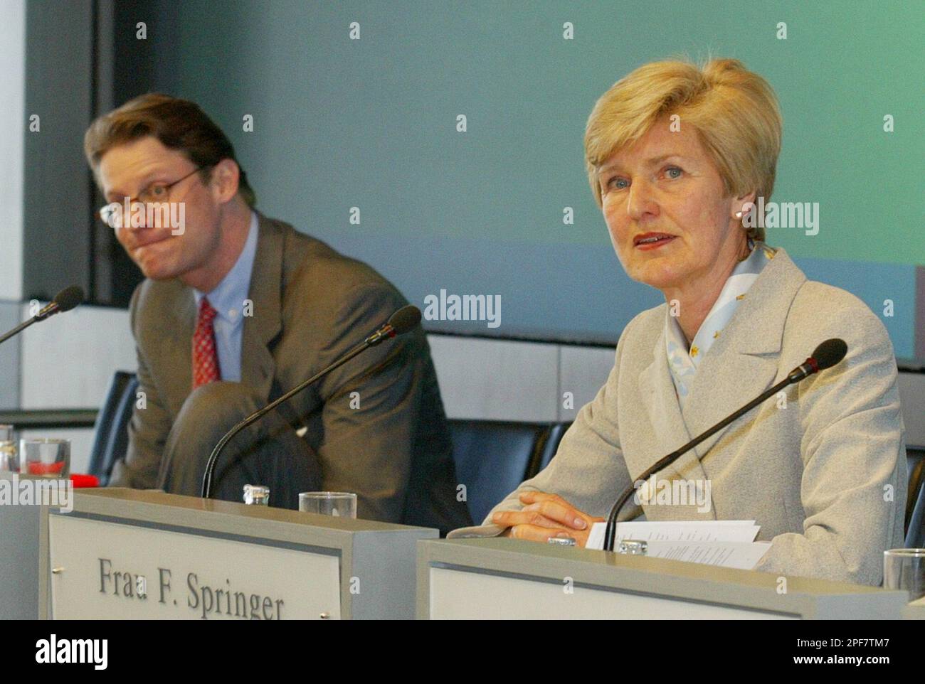 Friede Springer, rechts, und ihr Sohn Axel Sven Springer zu Beginn ...