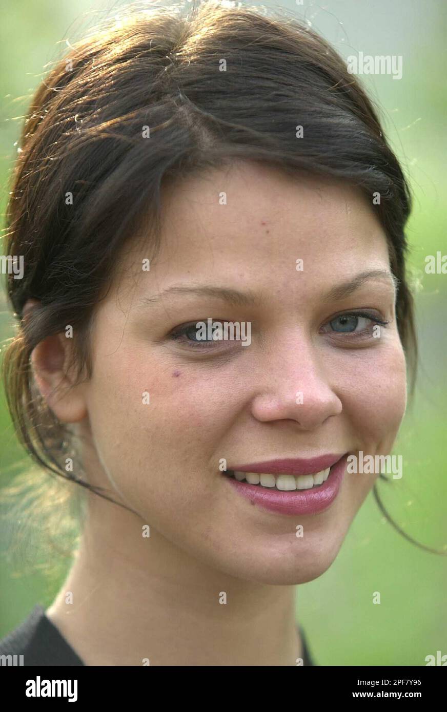 Die Schauspielerin Jessica Schwarz posiert am Freitag, 11. April 2003 ...