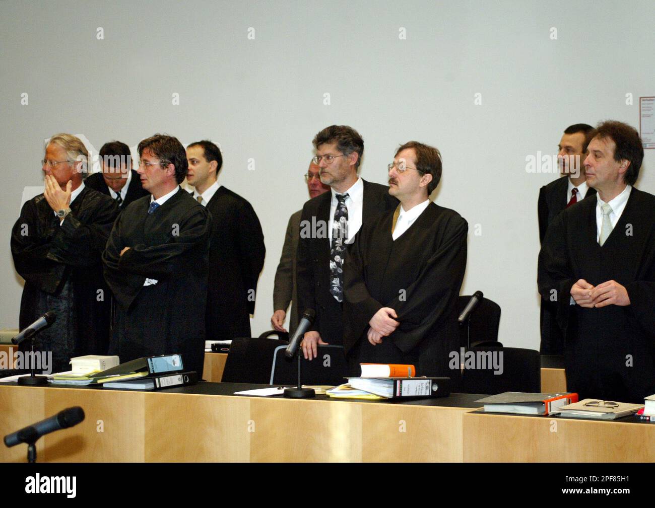 Alexander Haefele, vierter von rechts, und Gerhard Harlos, fuenfter von ...