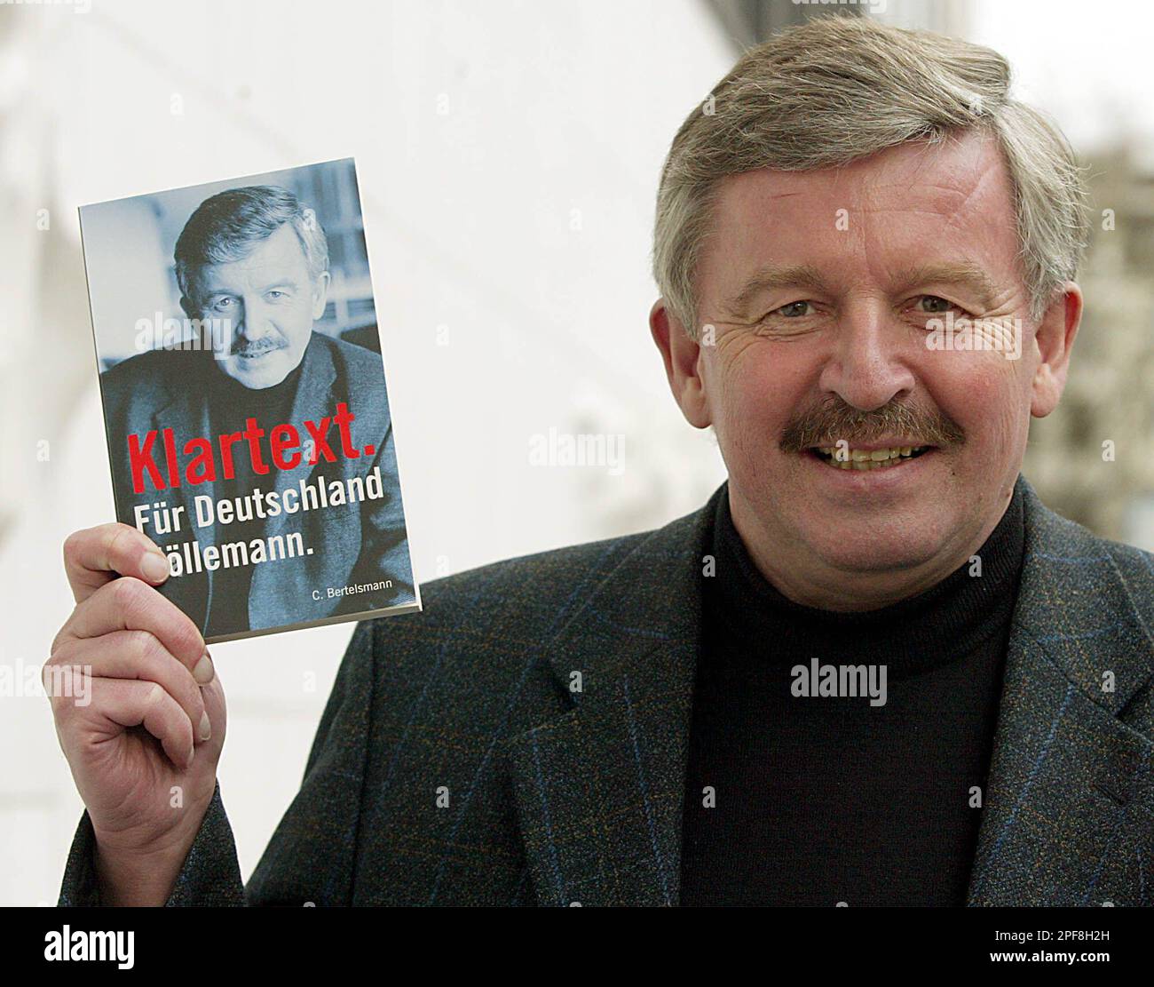 Der FDP-Politiker Juergen W. Moellemann haelt sein neues Buch hoch am ...