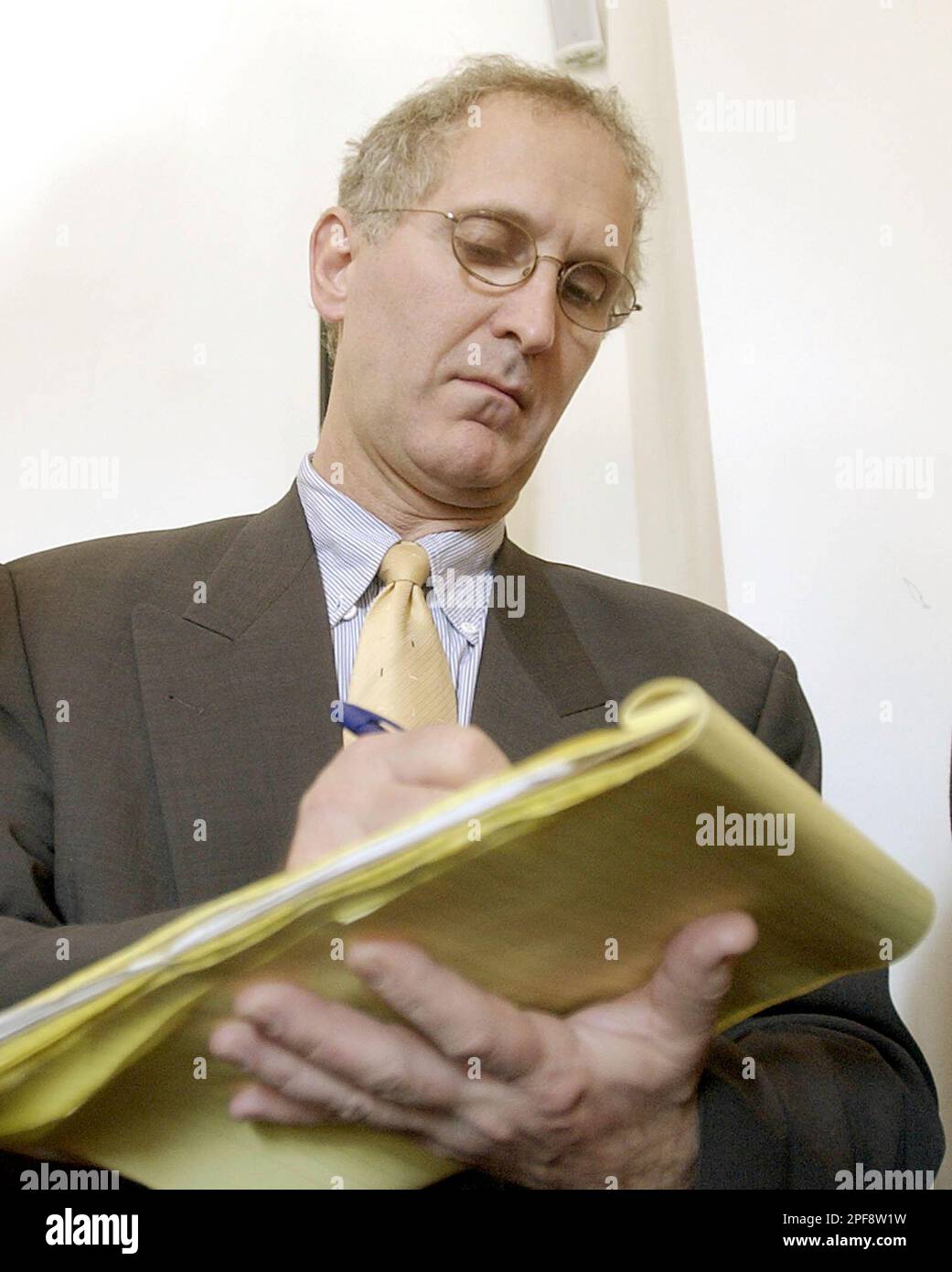 U.S. Anwalt Ed Fagan macht am Montag, 24. Feb. 2003 bei der ...