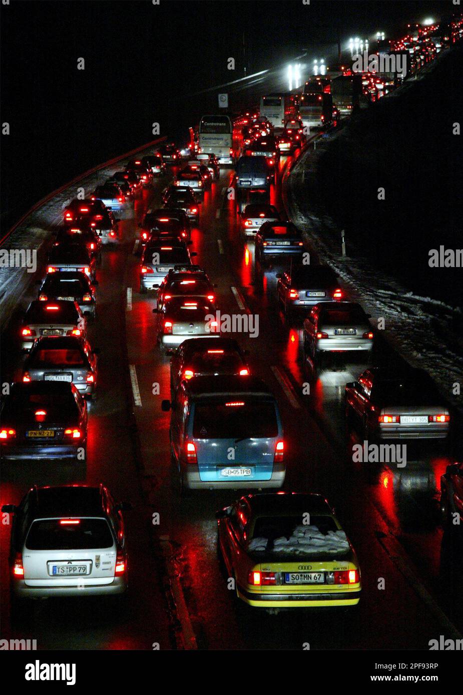 Auf allen drei Fahrspuren stauen sich die Fahrzeuge in der Nacht von ...
