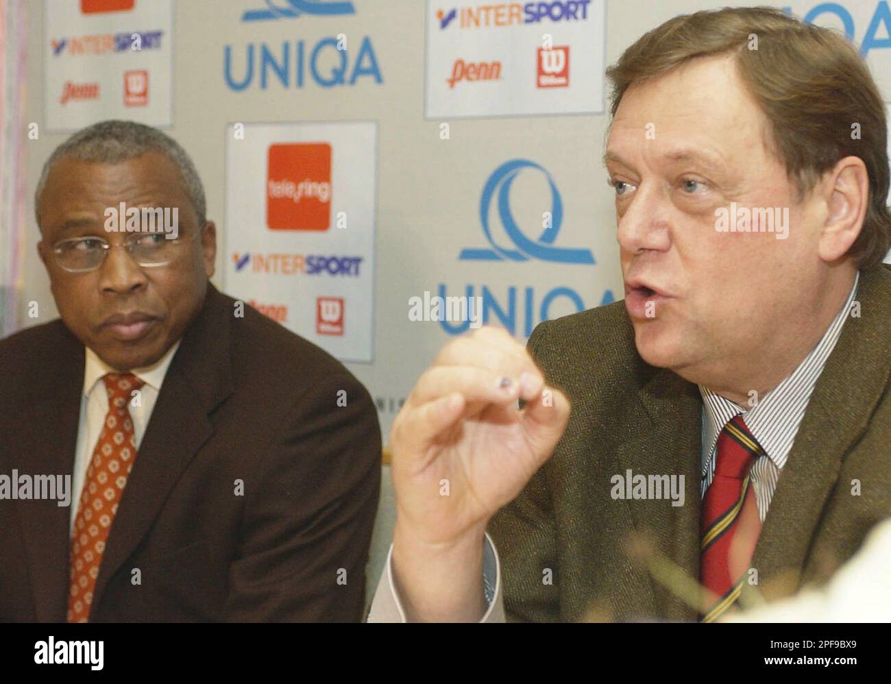 OETV-Praesident Ernst Wolner, rechts, praesentiert am Montag, 20. Jaen ...