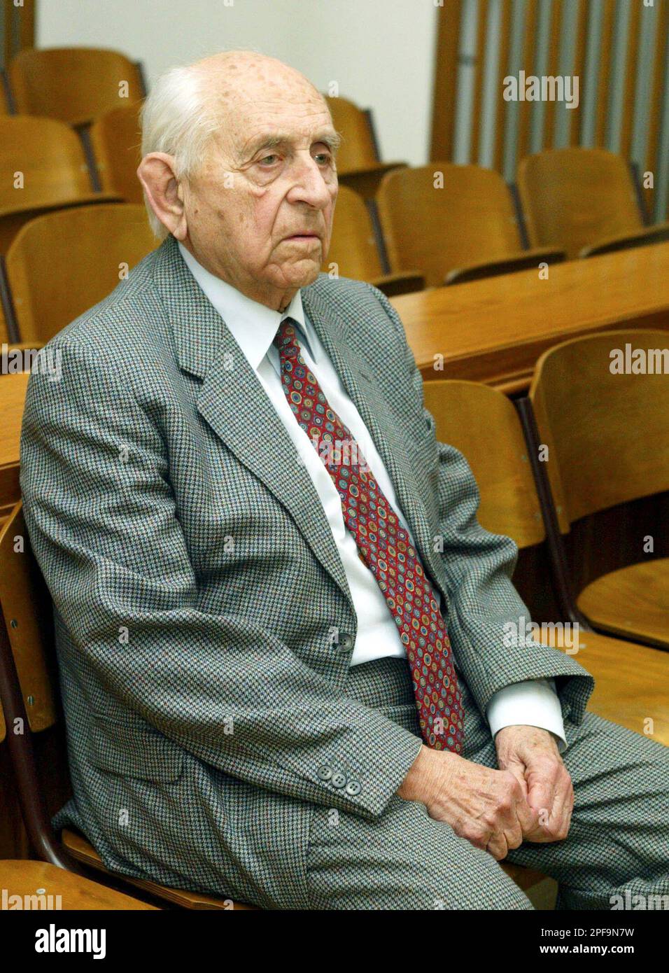 Der bekannte kaerntner Kinderarzt Franz Wurst wartet am Freitag, 20 ...