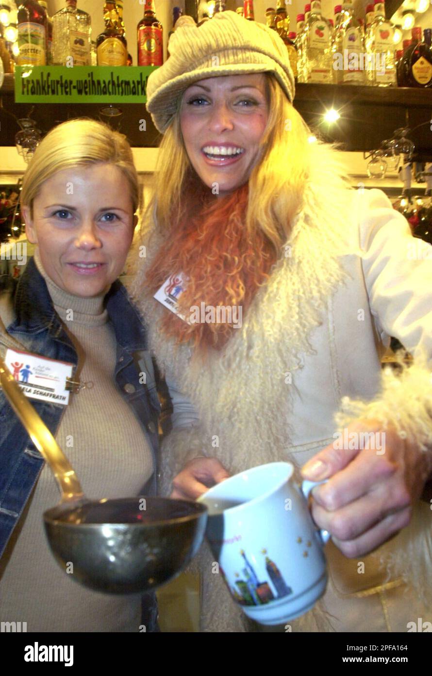 Die Fernsehmoderatorin Sonya Kraus, rechts, und Schauspielerin Michaela ...