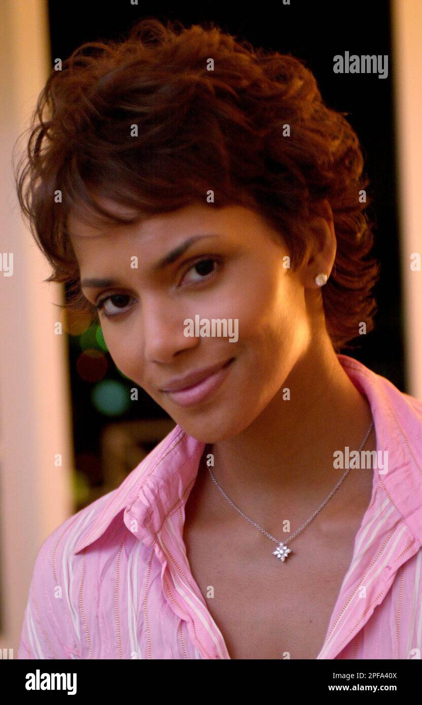 ** ADVANCE FOR WEEKEND EDITIONS NOV 21-24 ** Actress Halle Berry poses ...