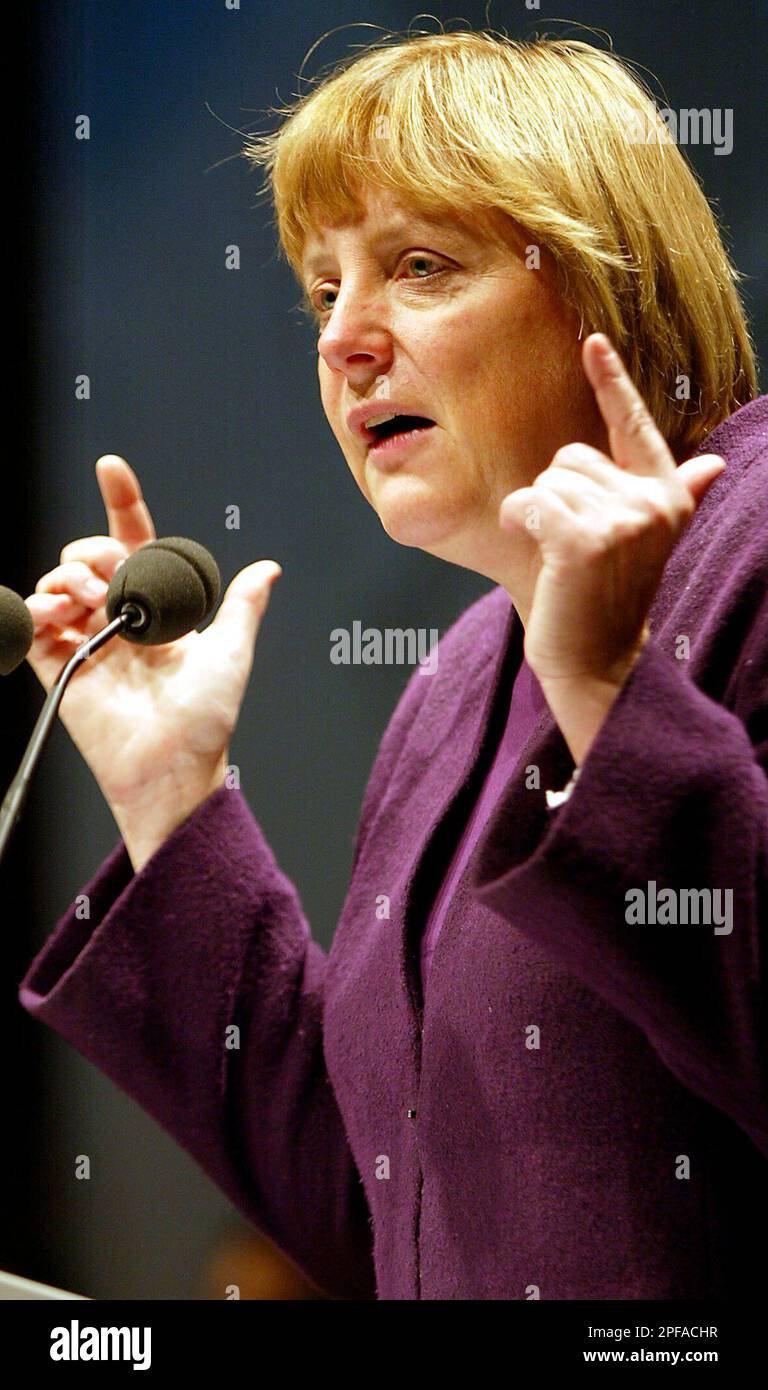 Die CDU-Bundesvorsitzende Angela Merkel redet auf dem Deutschlandtag ...