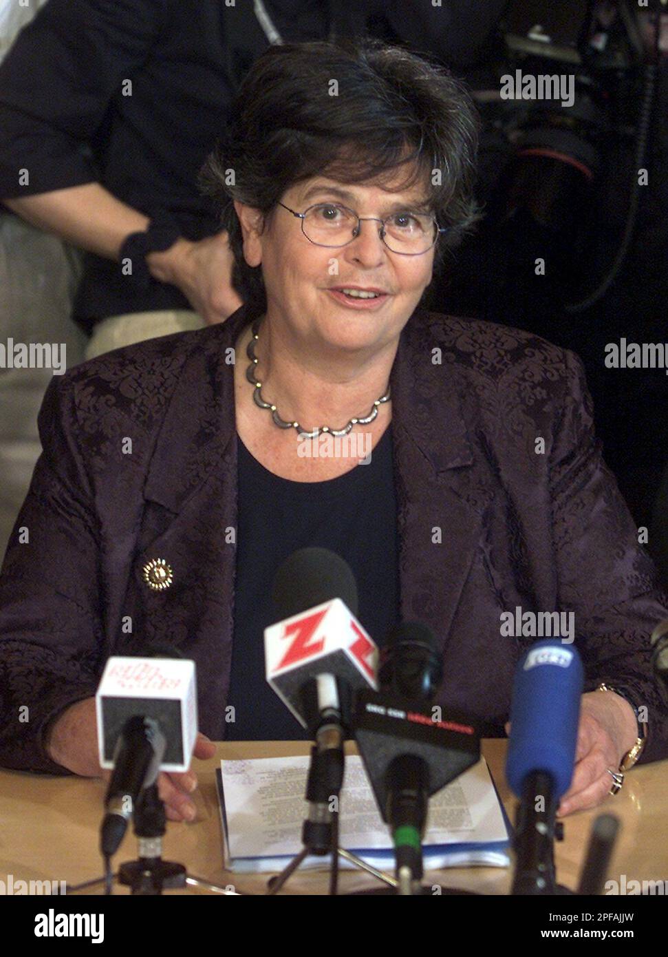 Die Schweizer Bundesraetin Ruth Dreifuss erklaert am Montag, 30 ...