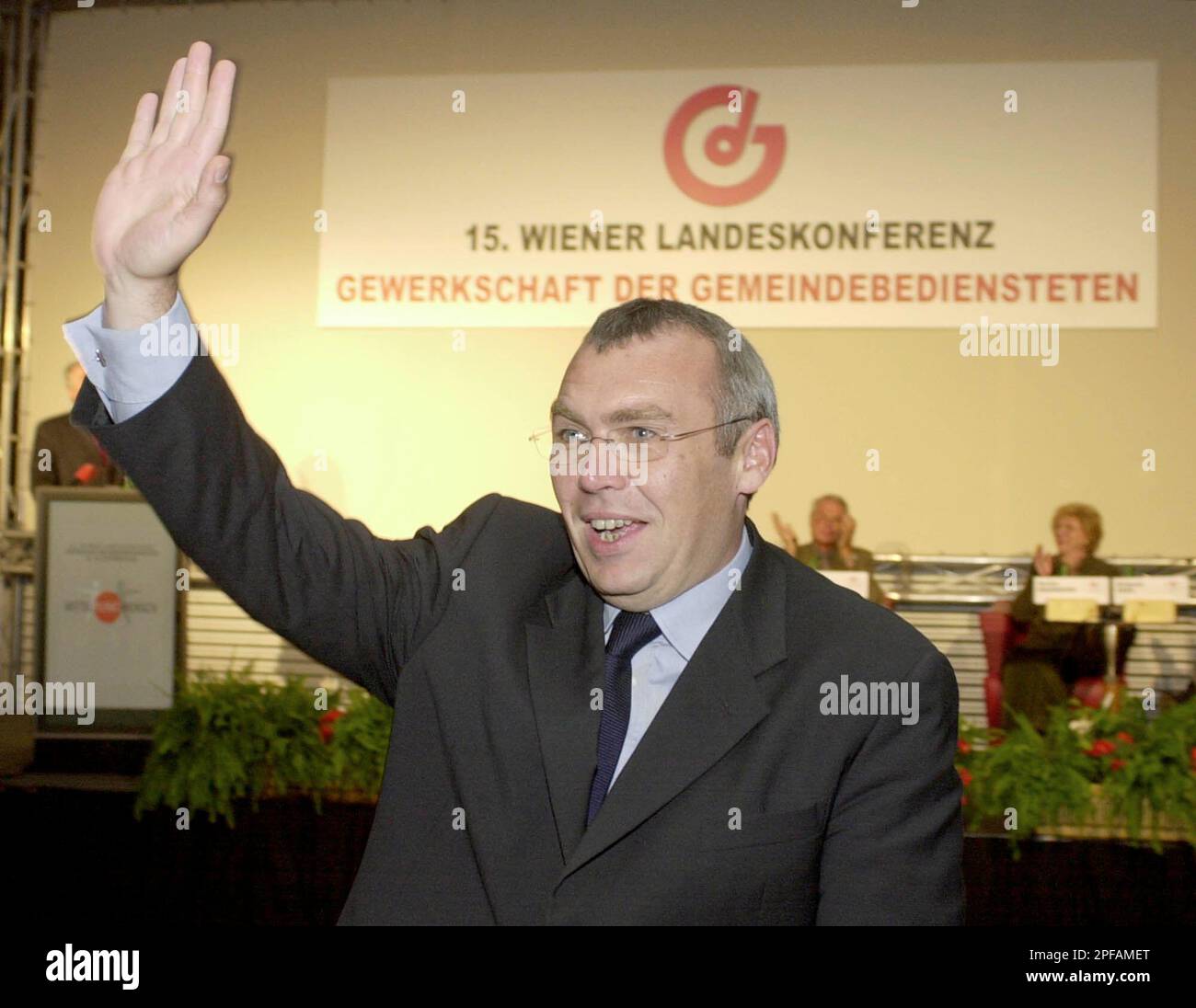 SPOE-Vorsitzender Alfred Gusenbauer nimmt am Dienstag, 24. Sept. 2002 ...