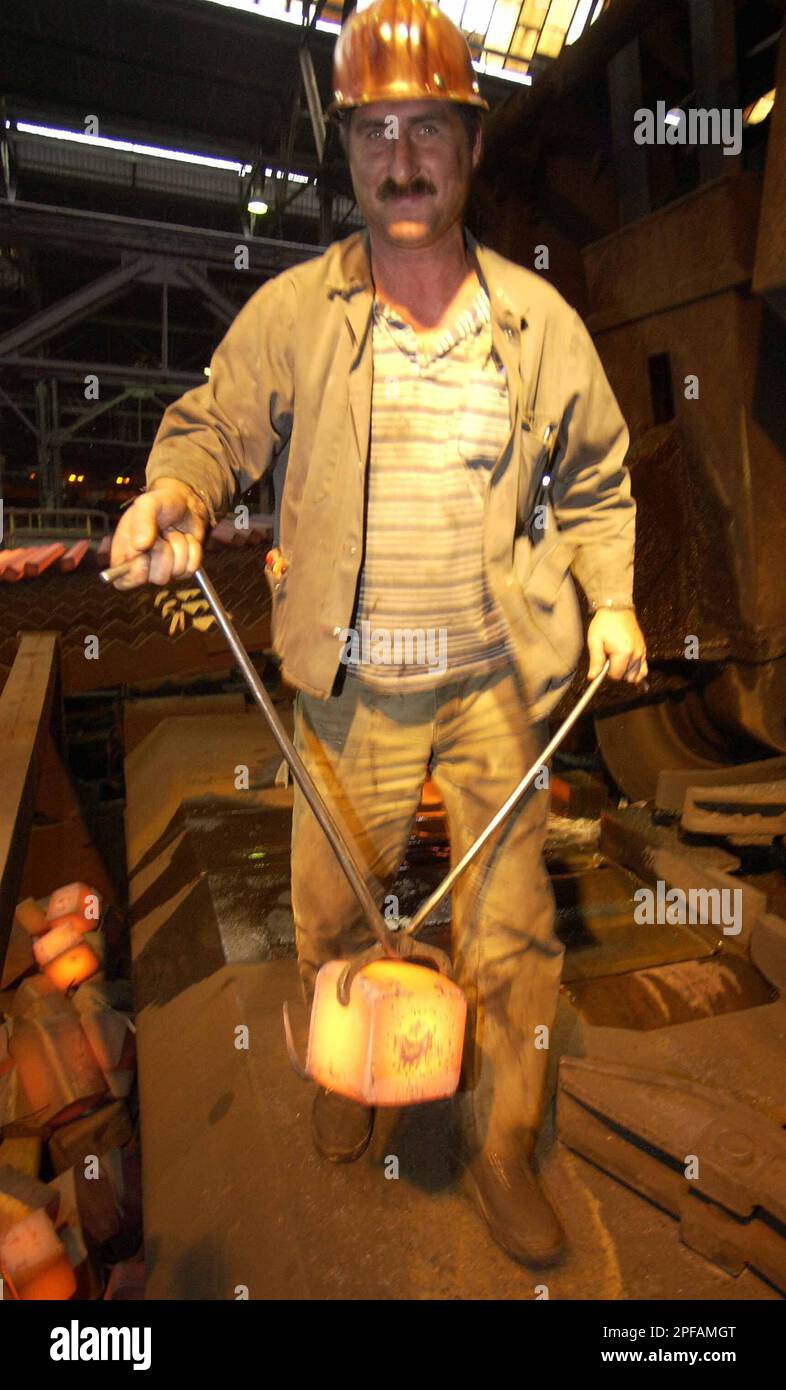 Den letzten Stahlbarren des Stahlwerkes Maxhuette im bayerischen ...