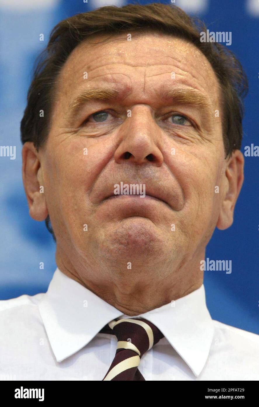 ** ARCHIV ** Bundeskanzler Gerhard Schroeder auf einem Archivbild vom ...