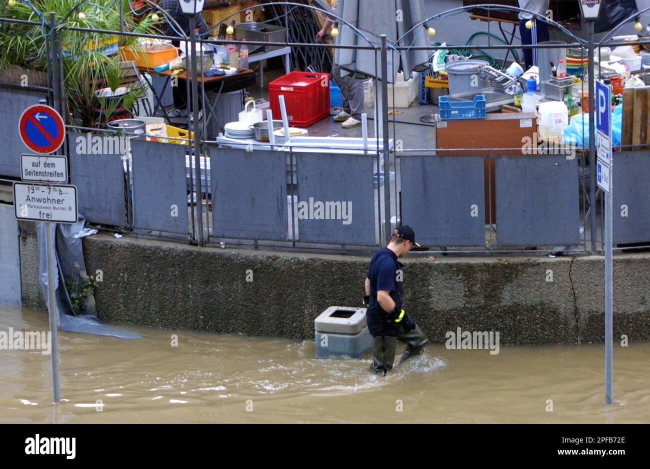 Durch nur noch knietiefes Wasser watet am Donnerstag, 15. August 2002 ...