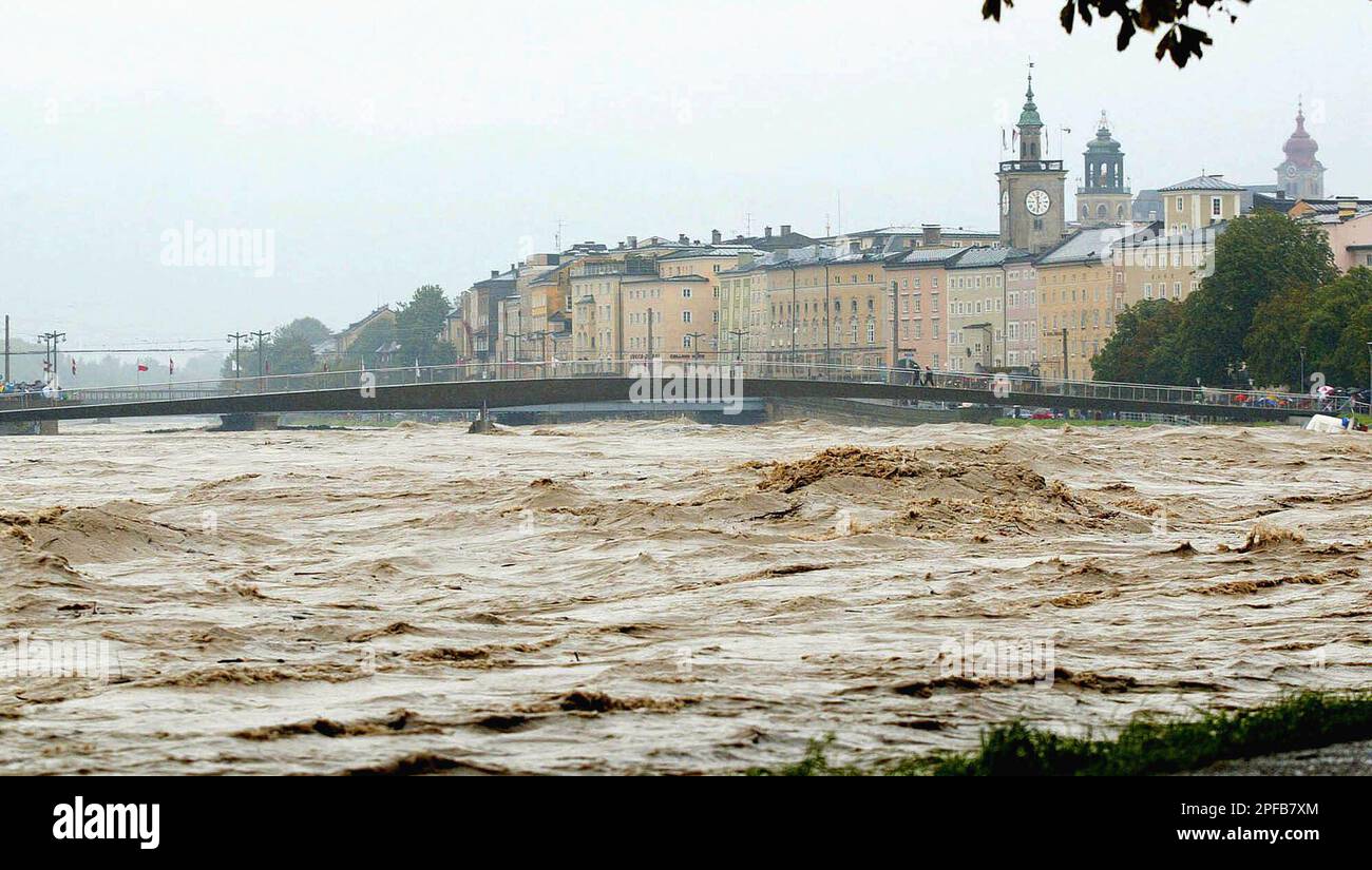 Stark angestiegen ist am Montag, 12. August 2002 der Pegel der ...
