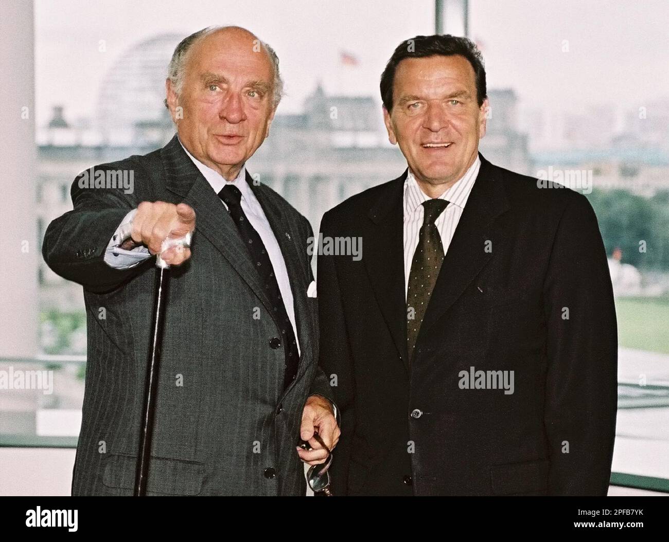 Otto Graf Lambsdorff, links, und Bundeskanzler Gerhard Schroeder ...