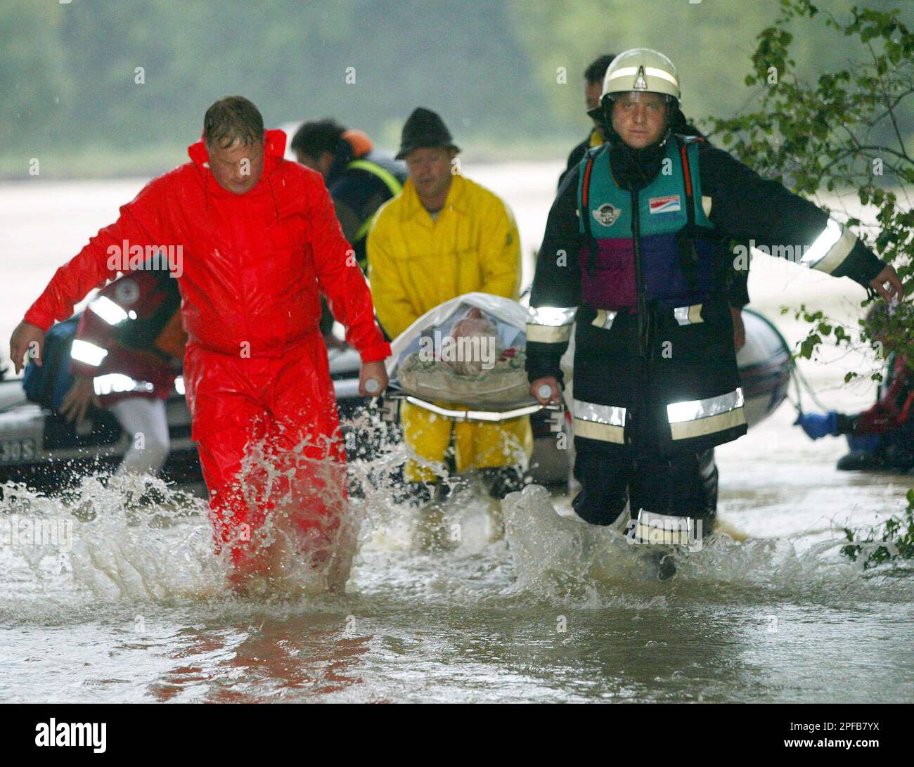 Auf einer Trage bringen Helfer des Roten Kreuzes und der Feuerwehr am ...
