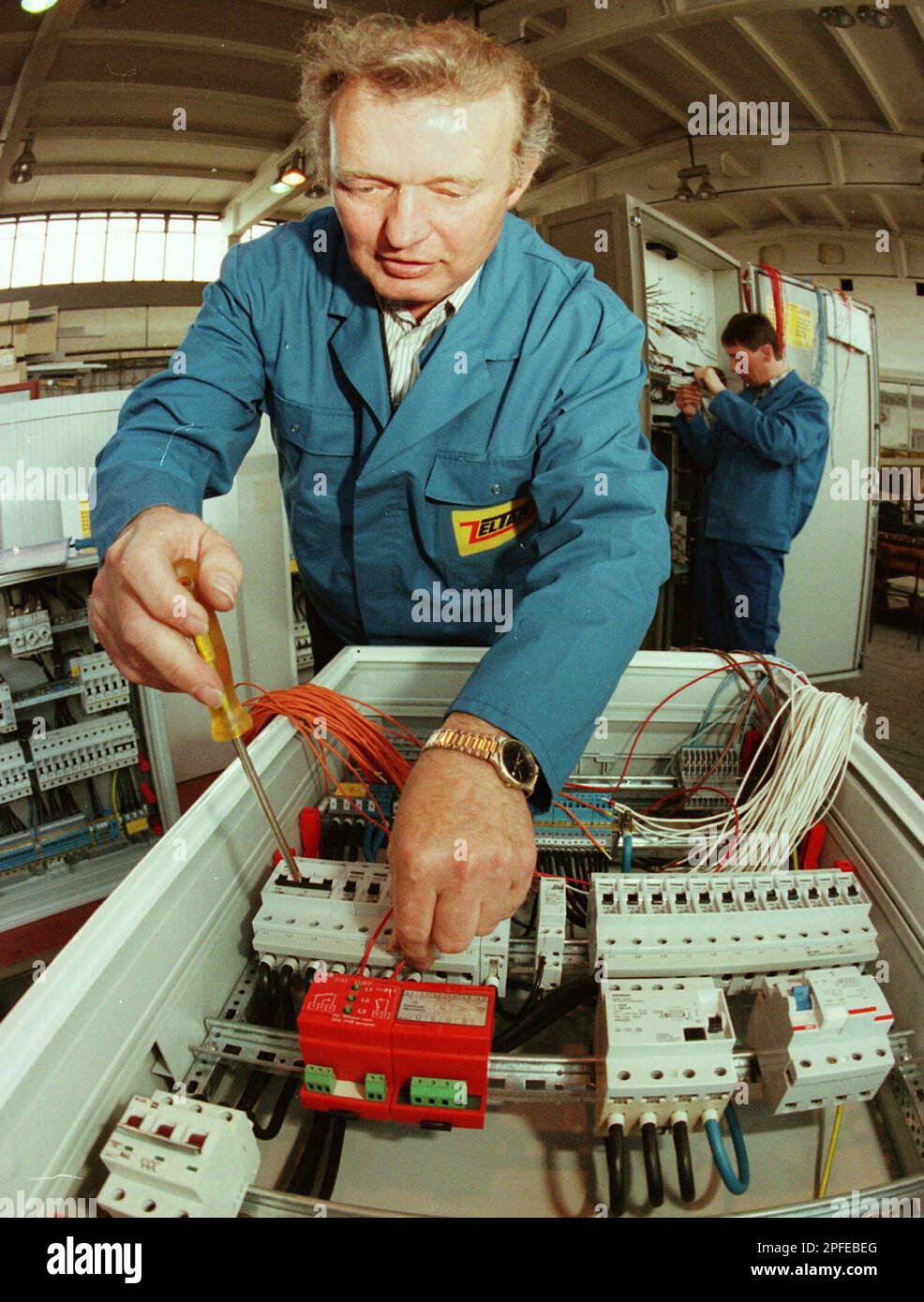 Elektriker Klaus Zeisberg verdrahtet einen Schaltschrank in der ...
