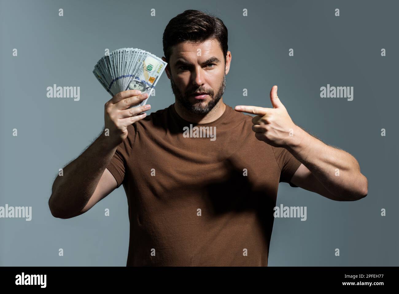 Erfolgreicher Geschäftsmann, der Geld zählt. Ein gutaussehender Mann ...