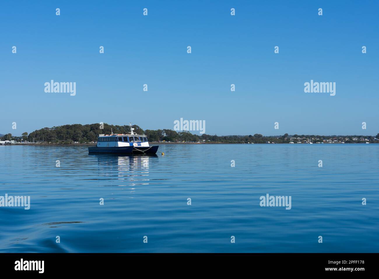 Blick von einem Boot aus, vorbei an einer verankerten Passagierfähre ...