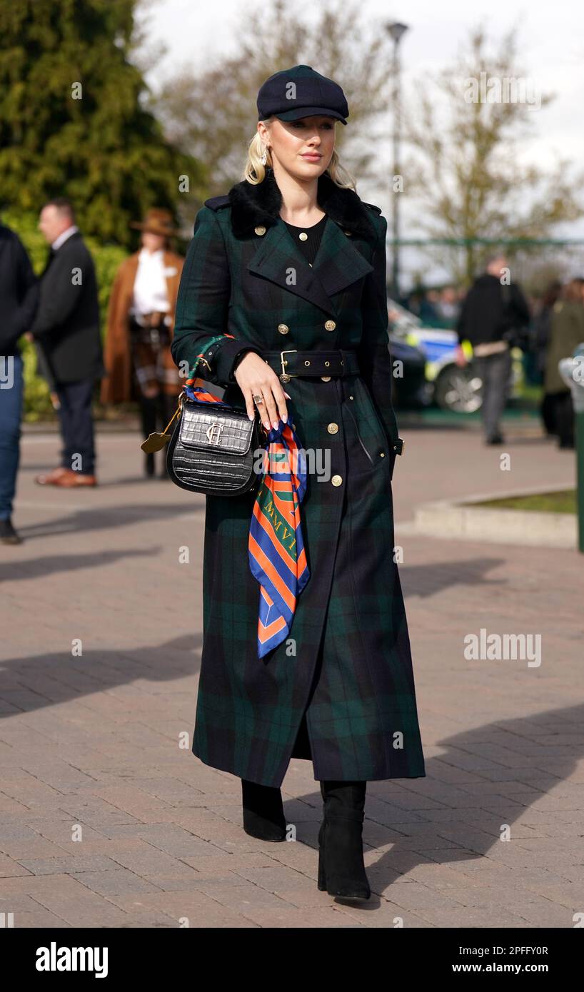 Leonora Smee kommt vor dem 4. Tag des Cheltenham Festivals auf der ...