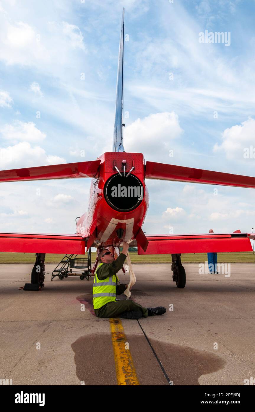 Royal Air Force Ingenieur arbeitet an RAF Red Arrows zeigt Team BAE ...