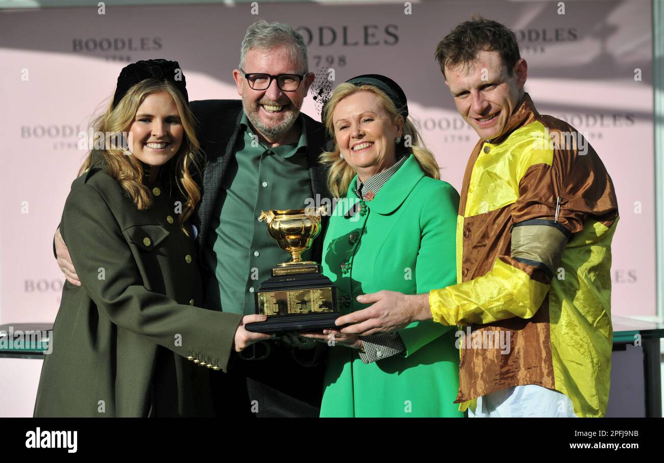 Audrey Turley (Mitte), Gewinnerin des Boodles Cheltenham Gold Cup ...