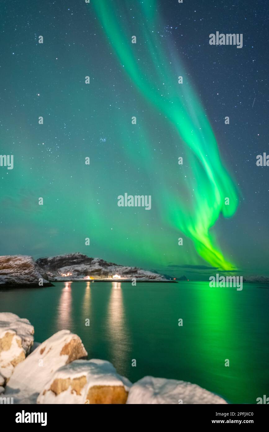 tanzende Nordlichter über dem Dorf Brensholmen auf der Insel Kvaløya ...