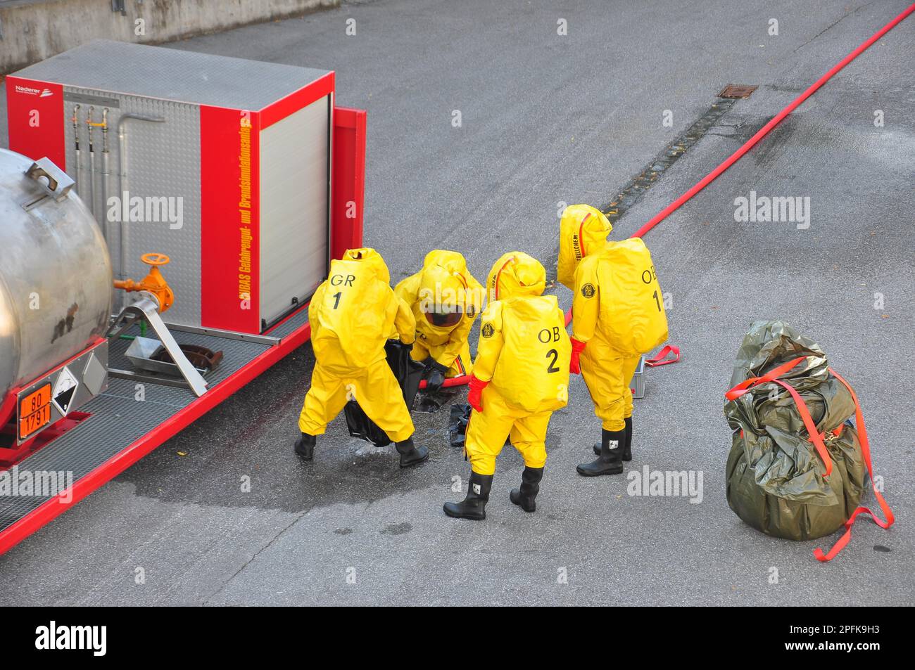 Abc schutzanzug -Fotos und -Bildmaterial in hoher Auflösung – Alamy